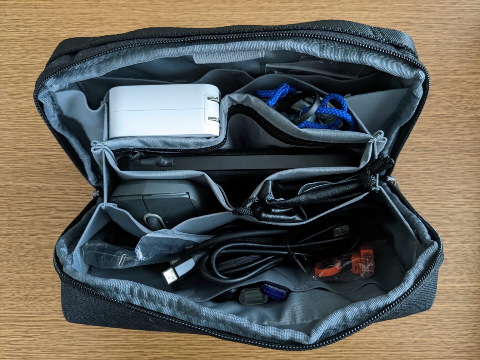 シンプルな見た目ながら大容量 Inateck ガジェットポーチ レビュー | 繊細ガジェットレビュー